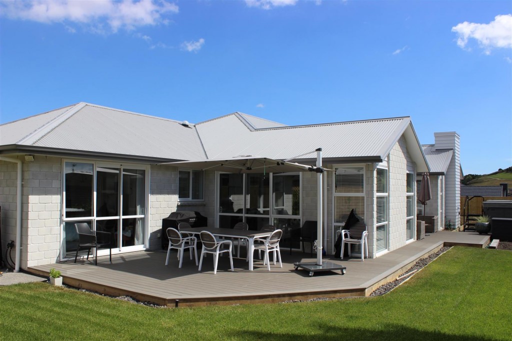 Two Separate Outdoor Living Spaces - Smith & Sons